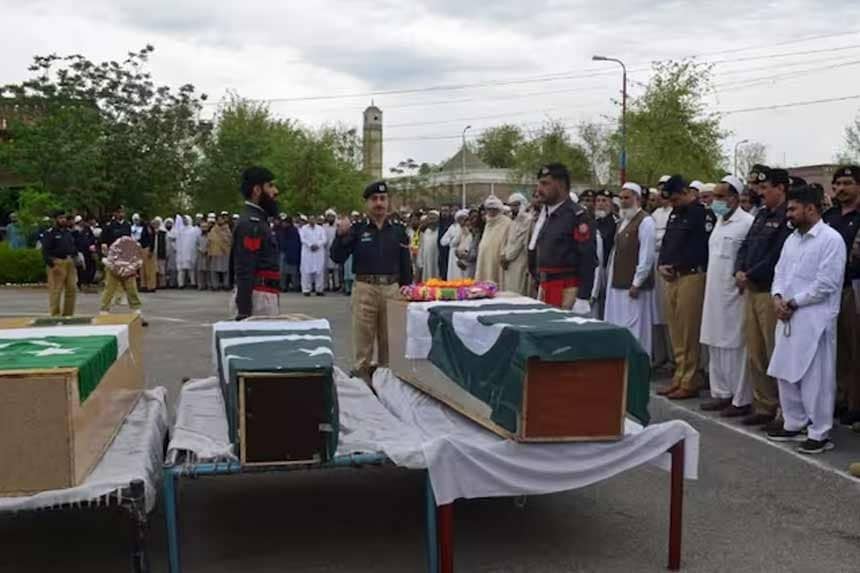 पाकिस्तान में आतंकियों ने पुलिस वैन उड़ाई, DSP सहित चार की मौत, छह घायल ...