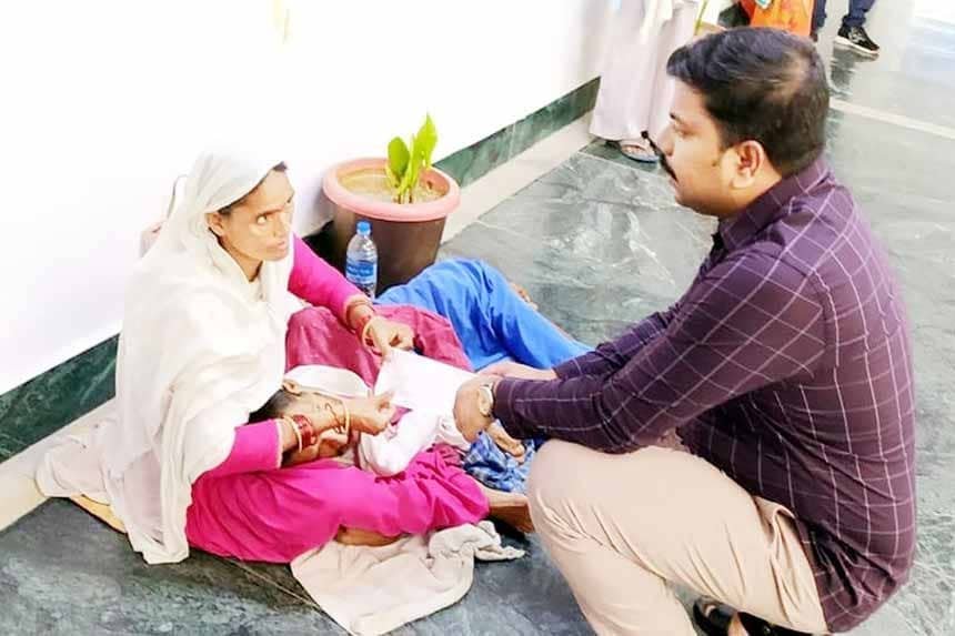 DC हो तो ऐसा, दुखियारी महिला को देख बैठ गए जमीन पर, कैंसर पीड़ित पति के ...