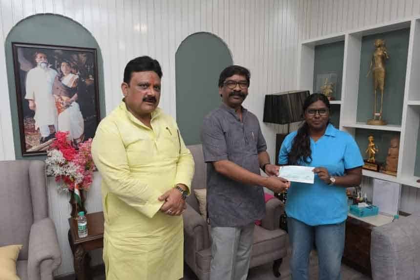 CM हेमंत सोरेन ने तीरंदाज दीप्ति कुमारी को दी 2 लाख की आर्थिक सहायता - News Aroma