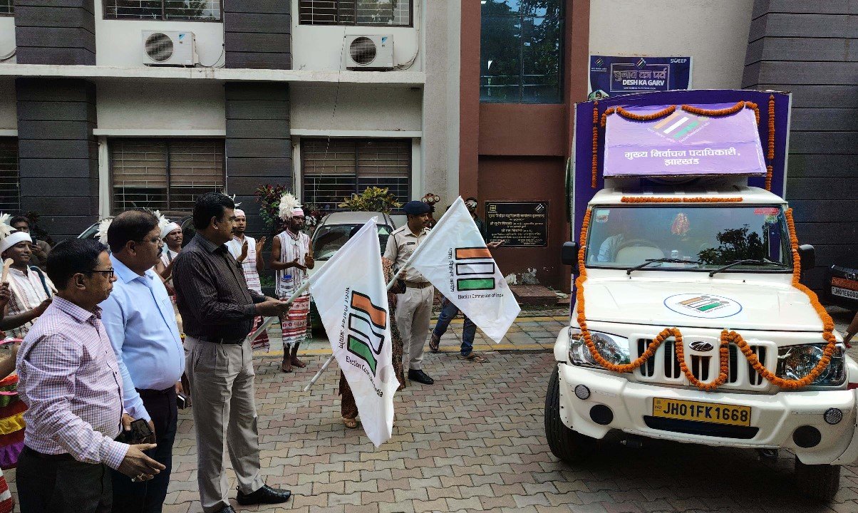 मुख्य निर्वाचन पदाधिकारी रवि कुमार ने मतदाता जागरुकता वाहन को किया रवाना