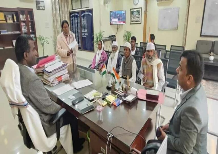 टाना भगतों ने रांची DC से की मुलाकात, बताया अब तक नहीं बना आधार और वोटर ...